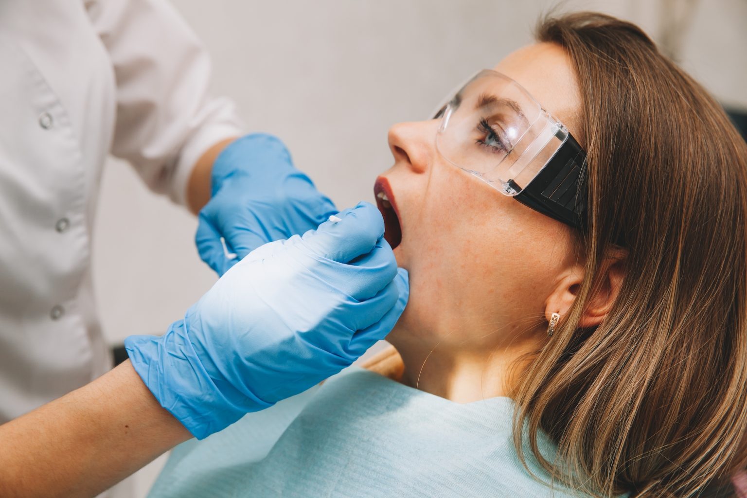 ¿Qué patologías provocan la caída de los dientes? | Asistencia Dental Plus